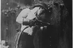 Riveter at work at Hog Island Shipyard. Pennsylvania - DocsTeach