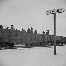Tule Lake Relocation Center, Newell, California. Evacuee workers unload ...